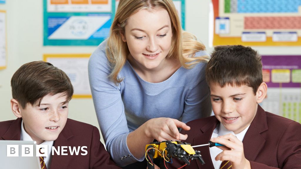 Teachers face another year of 1% pay cap - BBC News