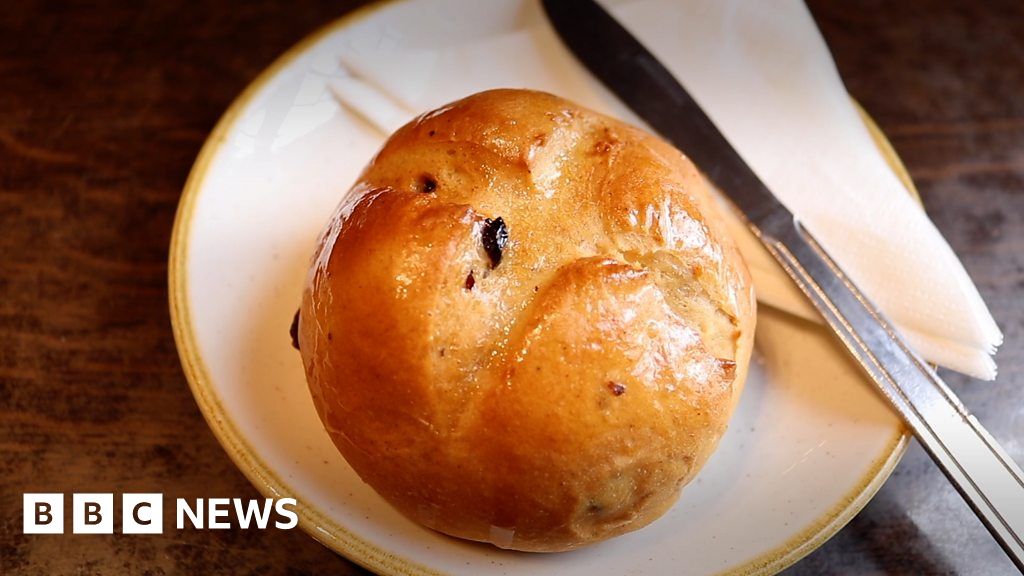 Hot cross buns: St Albans Cathedral explains history of Alban bun - BBC ...