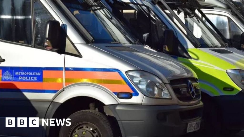 Met Police officers cleared of lying about Feltham crash - BBC News