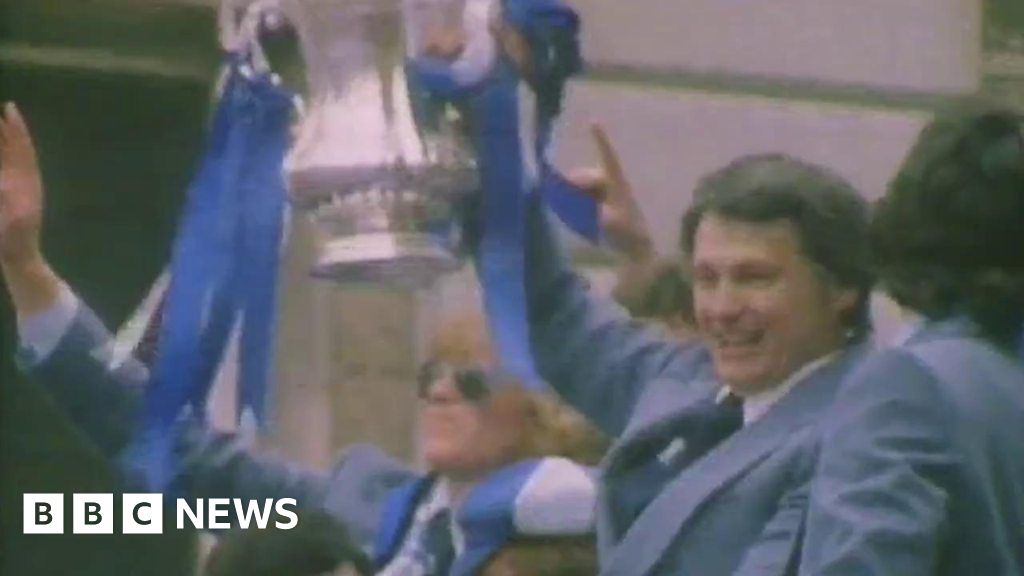 Ipswich and Newcastle fans mark Sir Bobby Robson day - BBC News