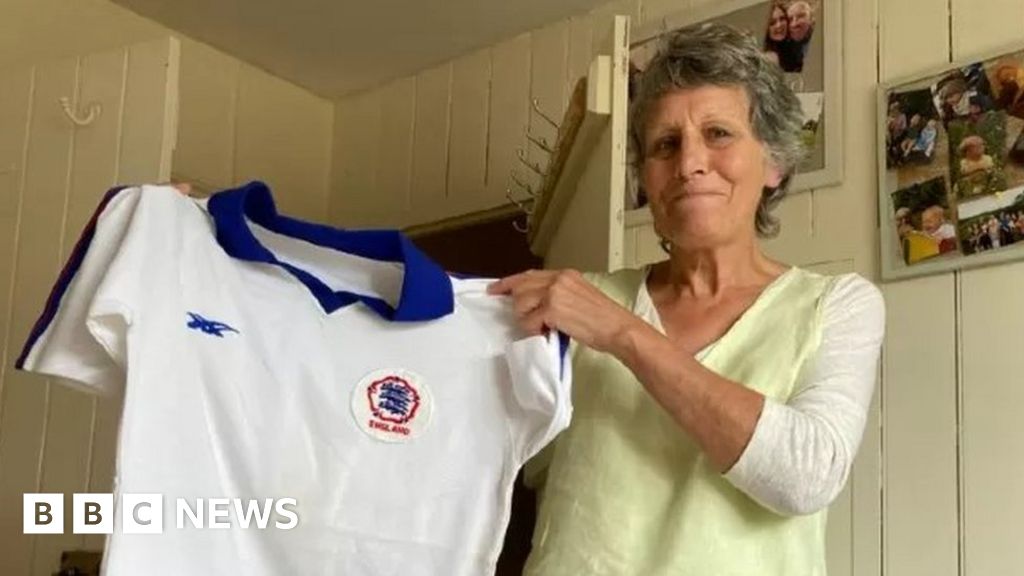 Eileen Foreman: 1970s England Lioness awarded international cap - BBC News