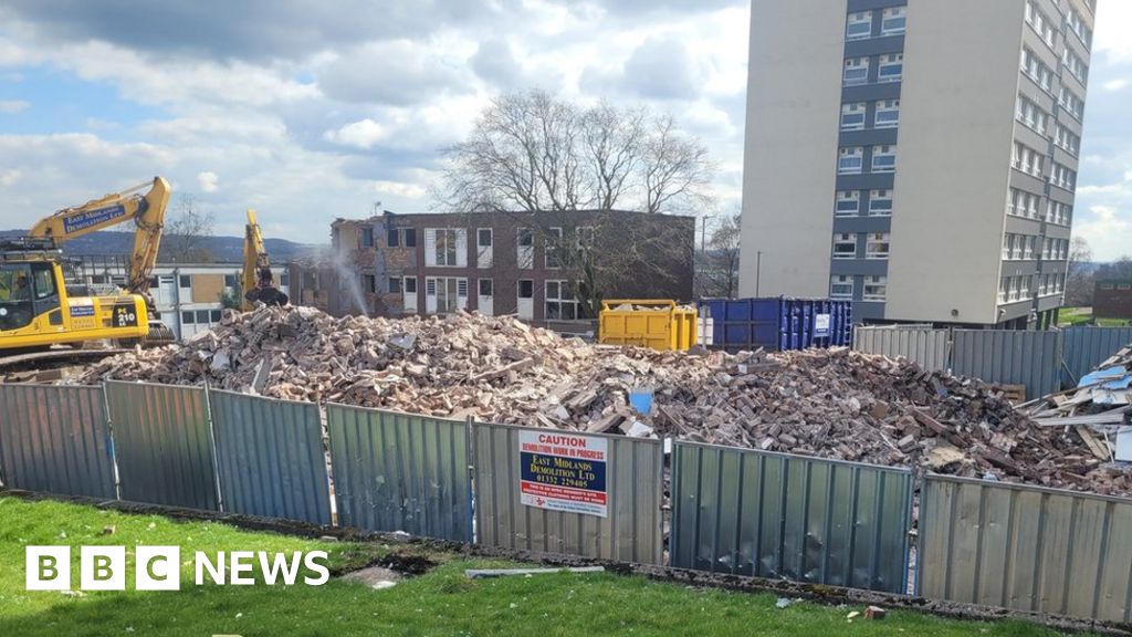 'Eyesore' Stoke-on-Trent tower blocks demolition starts - BBC News