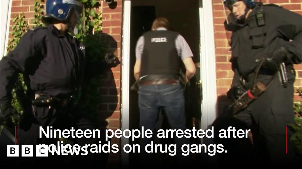 Nineteen arrested after London and Berkshire drug raids - BBC News