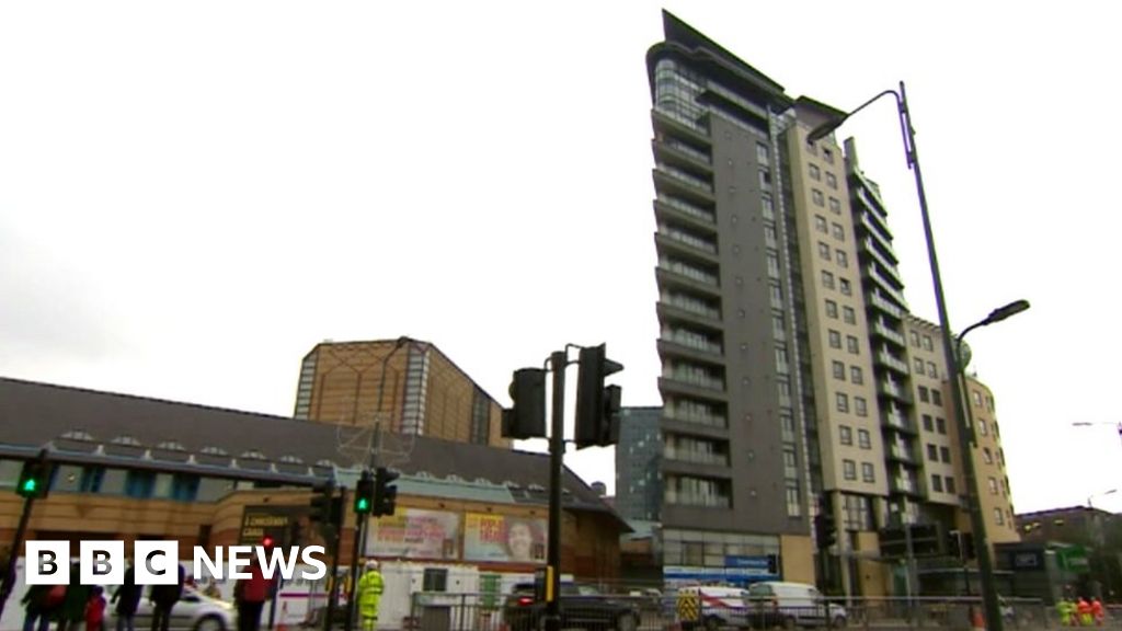 Grenfell Tower: Unsafe cladding 'still affects thousands' - BBC News