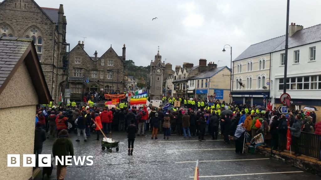 Far-right rally and counter demonstration disrupts town - BBC News