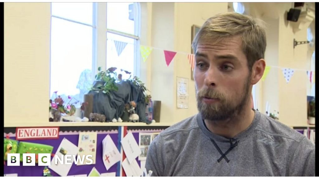 Bristol runner Ben Smith's 77 marathons down, 324 to go - BBC News