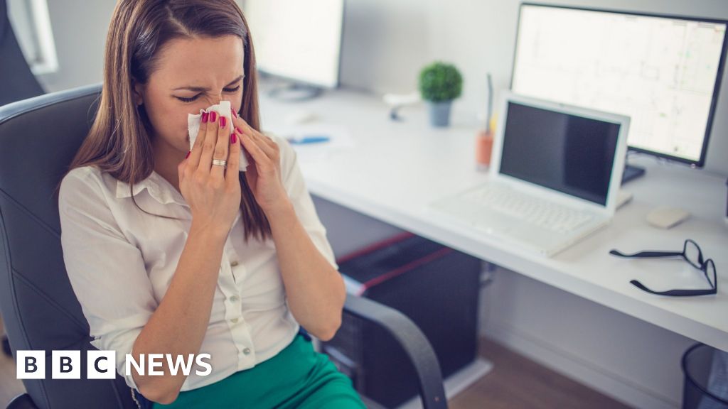 UK workers' sickness rates at record low - BBC News
