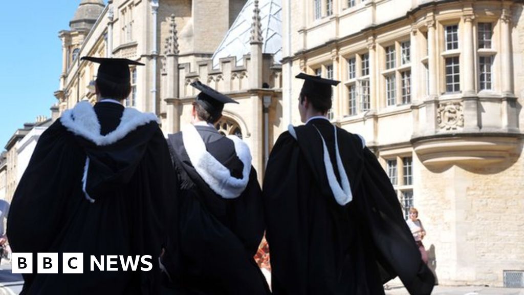 Teaching attracting more Oxbridge graduates - BBC News