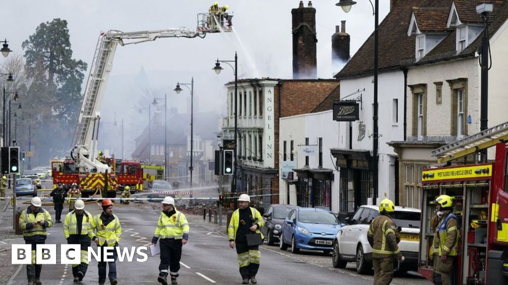 Midhurst fire: Historic hotel fire cause not suspicious - BBC News