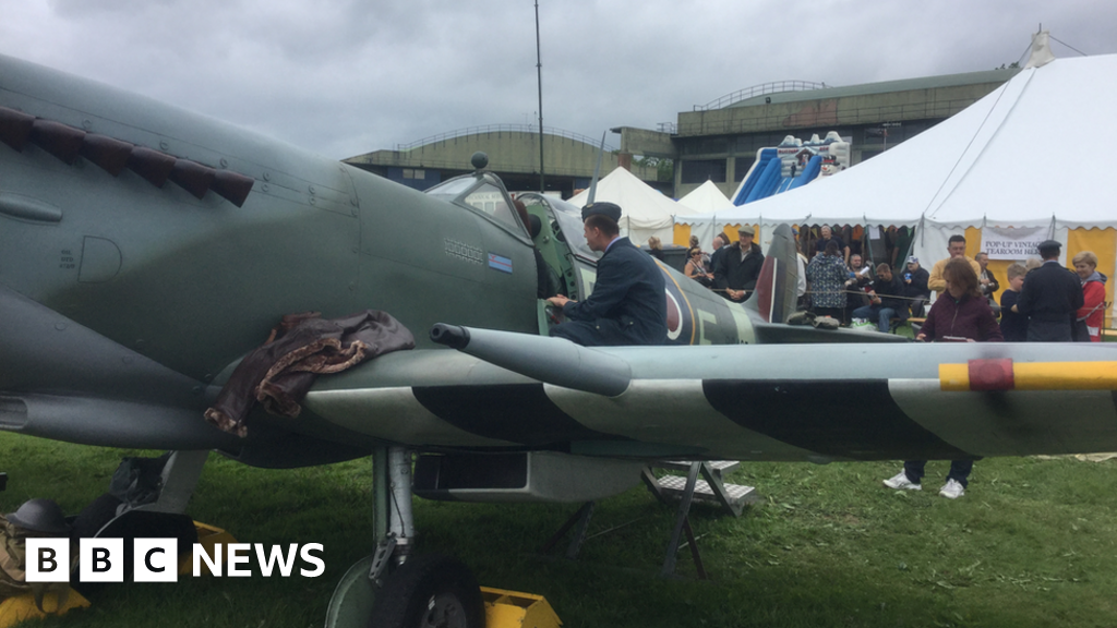 Rare Spitfire 'almost crashed' after RAF Cosford Air Show - BBC News