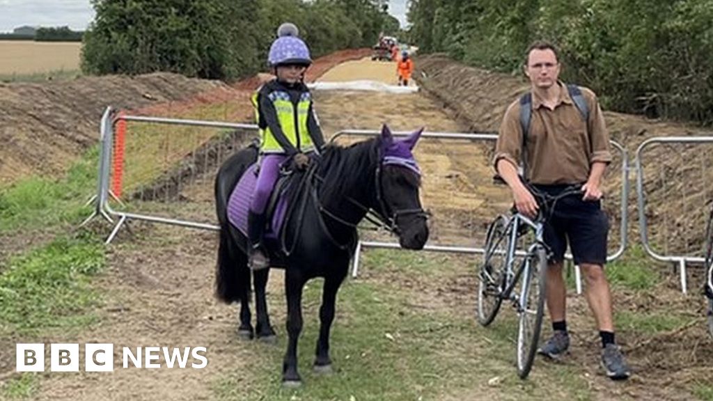 Mere Way: Concerns raised over upgrade of rural Roman road - BBC News