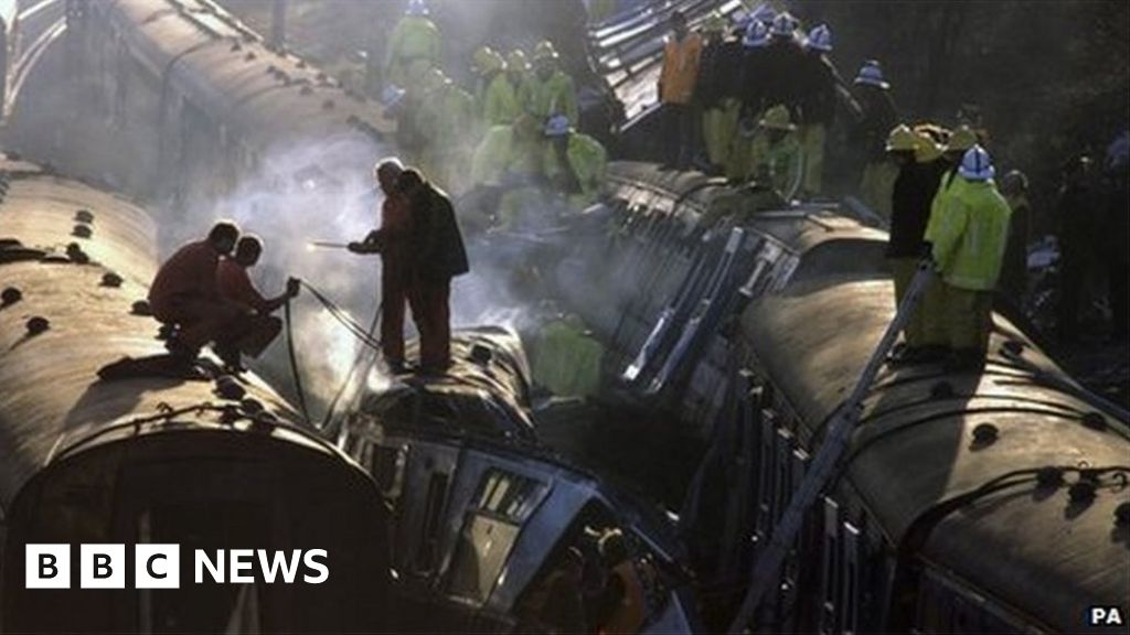 Clapham Junction rail crash 1988: Events remember the dead - BBC News