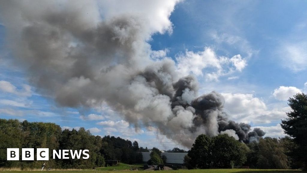 Plumes of smoke seen from large factory fire in Dudley - BBC News