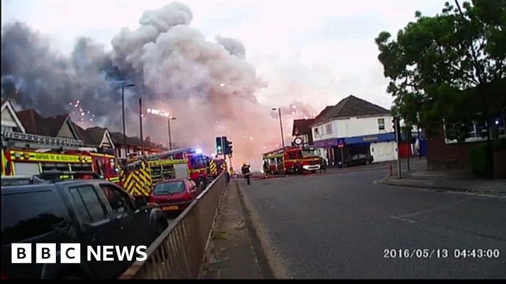 Hampshire fire service begins use of body-worn cameras - BBC News