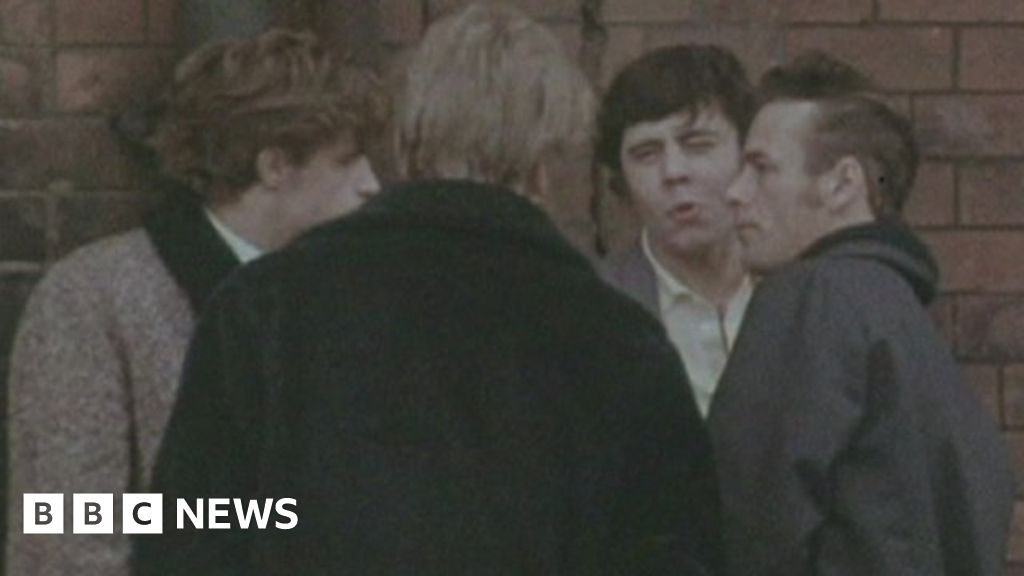 Hull trawlermen's vintage suits go on show after appeal - BBC News