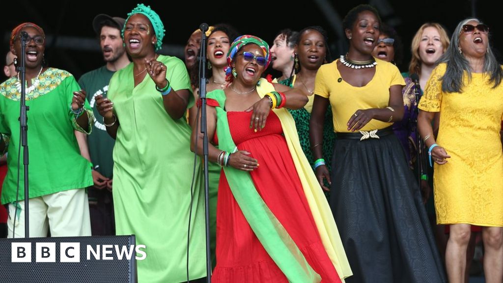 Glastonbury Festival: Windrush Choir open Pyramid stage - BBC News