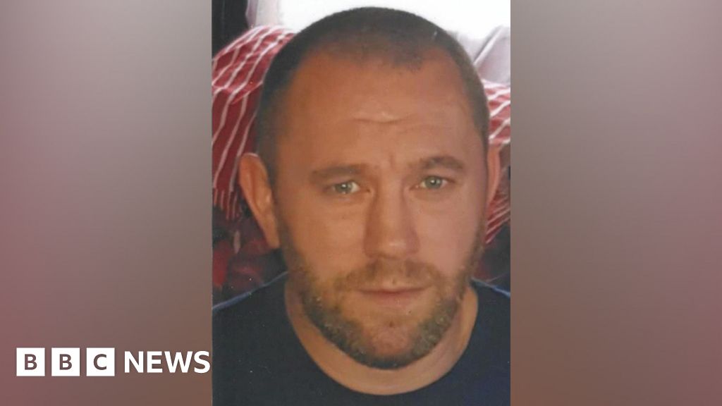 Paul Marsh: Family pay tribute as boy, 16, held - BBC News