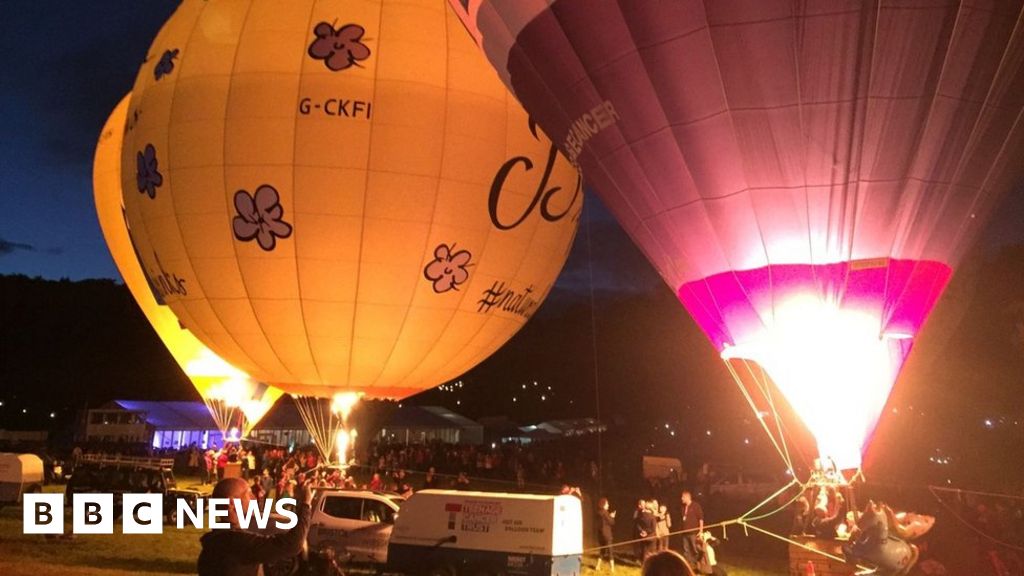 Bristol Balloon Fiesta: Thousands attend night glow - BBC News