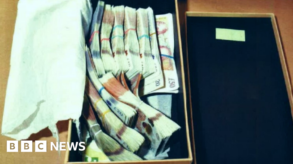 Met officer sacked over £10k found in shoebox in her wardrobe - BBC News