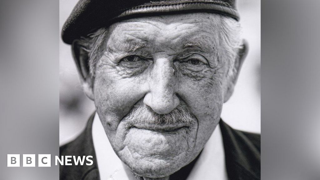 Arthur Bailey: Funeral procession for Portsmouth D-Day veteran - BBC News