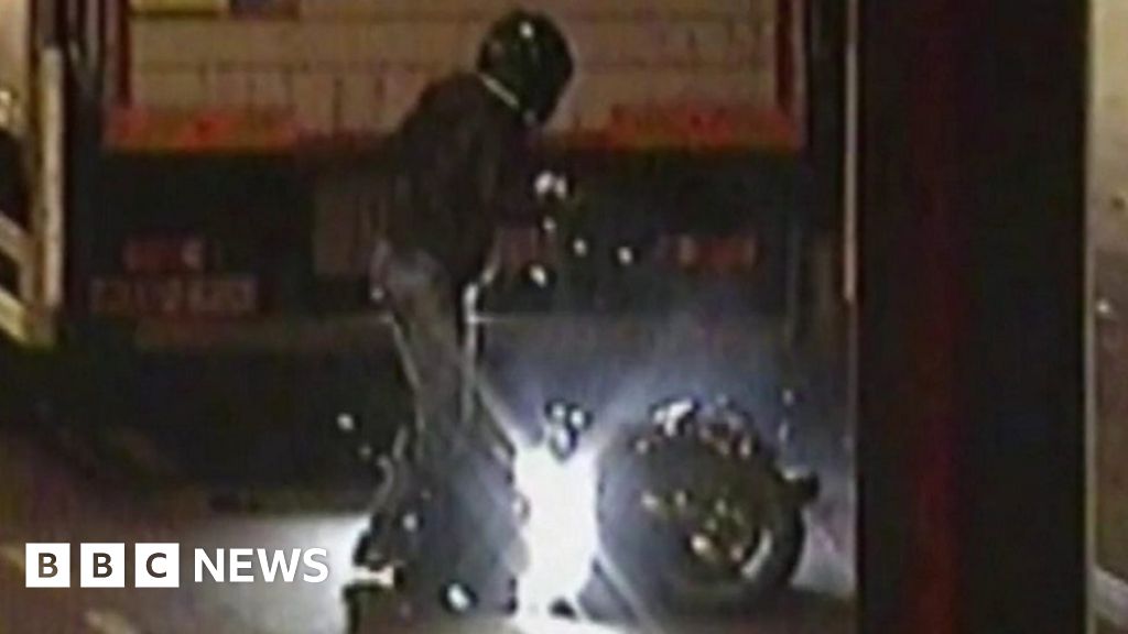 Acid attacker crashes stolen moped into lorry - BBC News