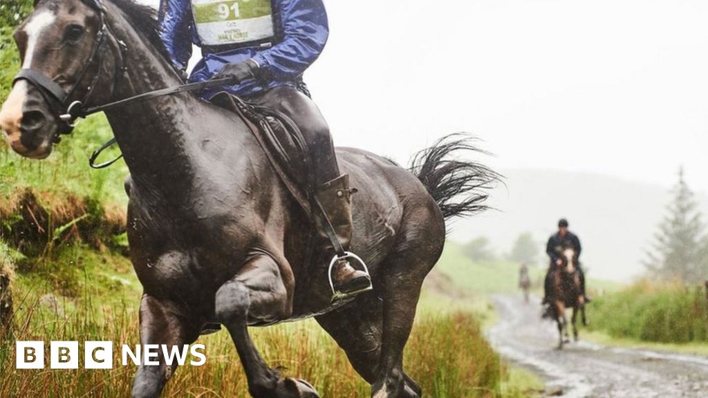 Man v Horse: Hundreds gather in Llanwrtyd, Powys for event - BBC News