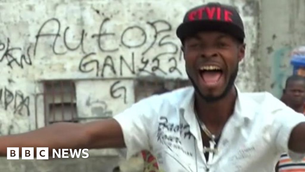 DR Congo: Using laughter to end the sadness at a funeral - BBC News