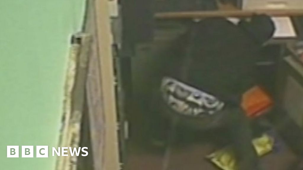 Derbyshire robbery suspects sought by police - BBC News