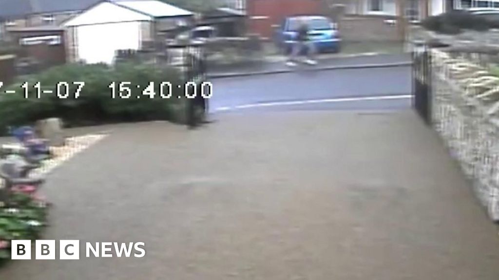 Gaia Pope search: CCTV shows missing teenager running - BBC News