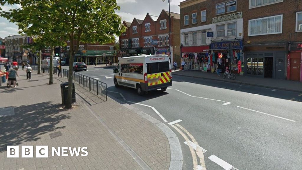 Tooting murder victim named after being found stabbed - BBC News