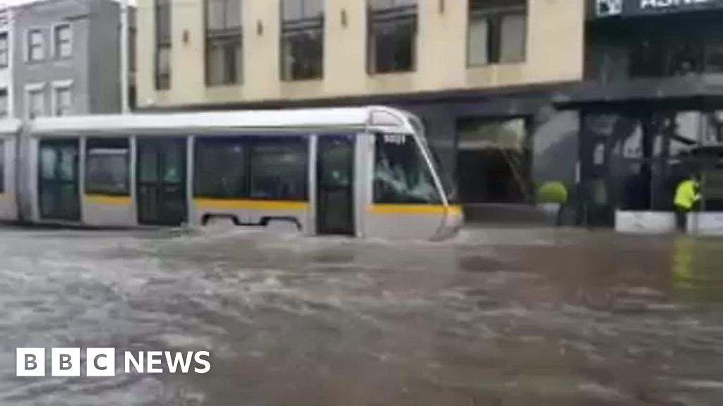 Dublin Luas: Tram traverses flood water in city - BBC News