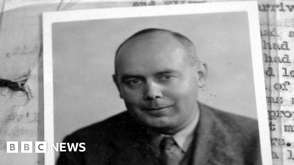 Eric Roberts: The spy who suffered - BBC News