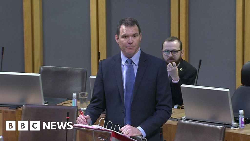 Minister Lee Waters apologises for 'hysterical' remark about female Tory