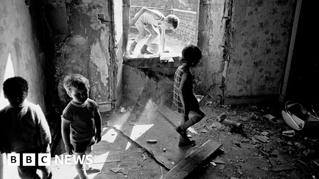 In pictures: Life in Scotland's slums in the 1960s - BBC News