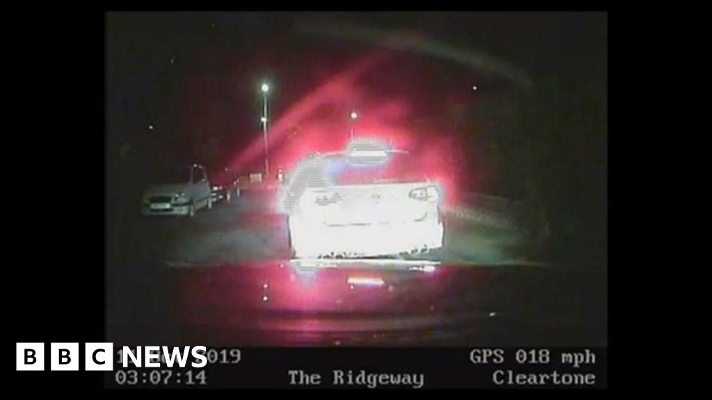 Officer gets bravery award for Lincolnshire gang chase - BBC News