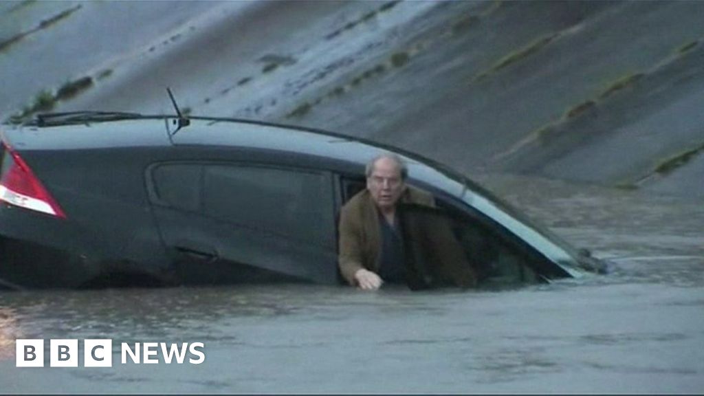 Texas reporter rescues man from flood - BBC News