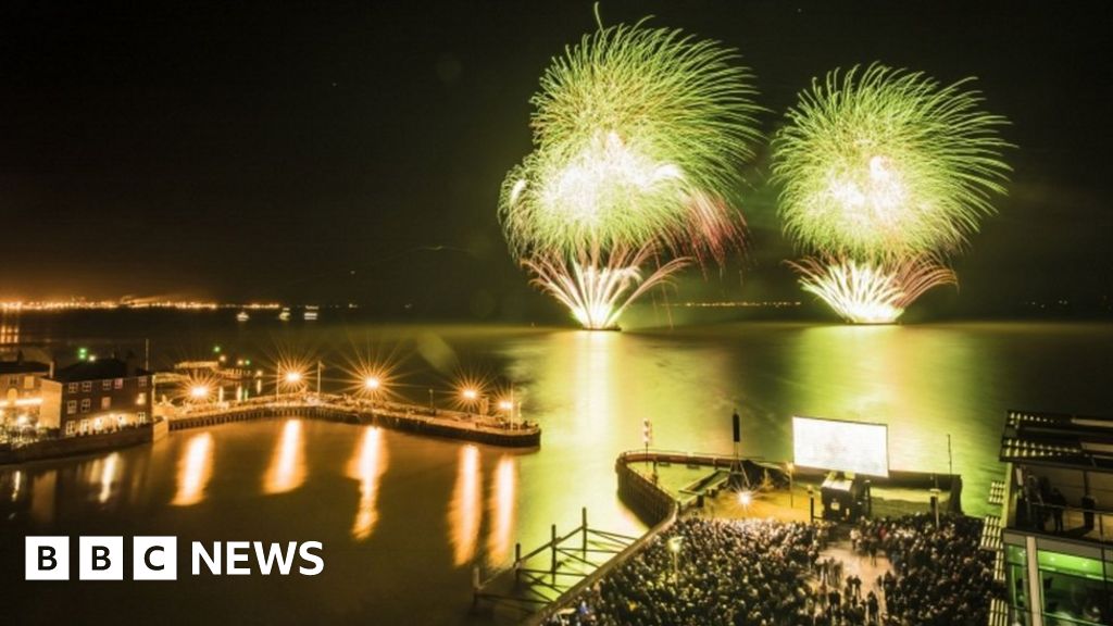 UK City of Culture: Fireworks and projections start Hull 2017 - BBC News