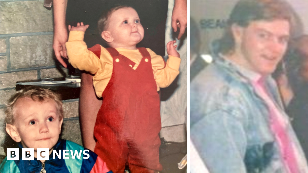 Caerphilly memorial for children and 'hero' killed in 1989 fire - BBC News