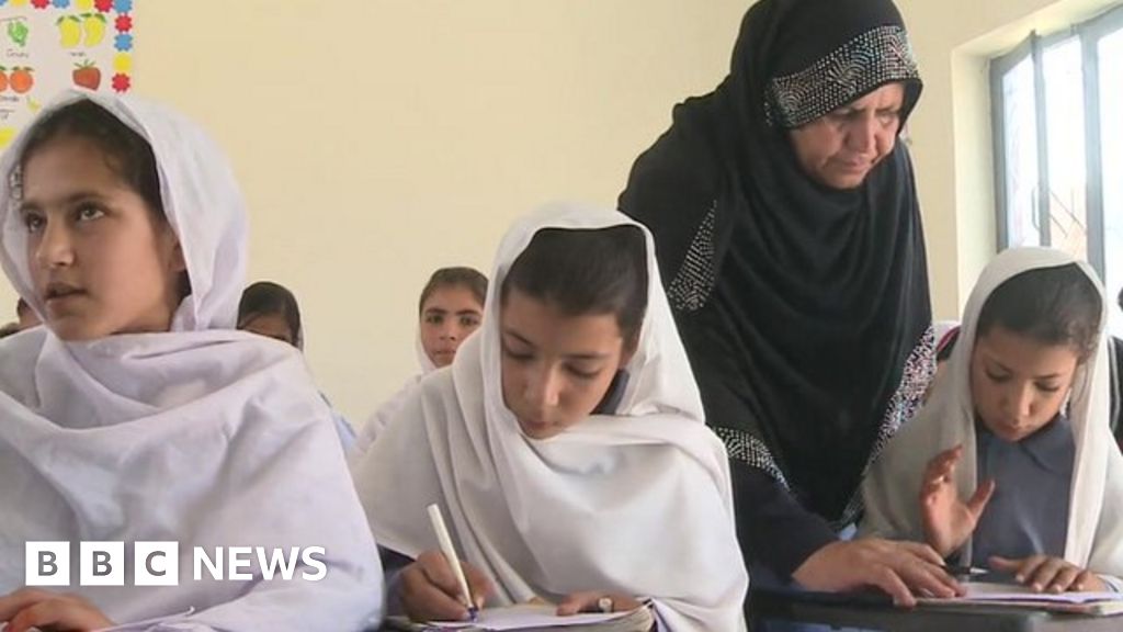 Aqeela Asifi: A life of teaching Afghan refugee girls - BBC News
