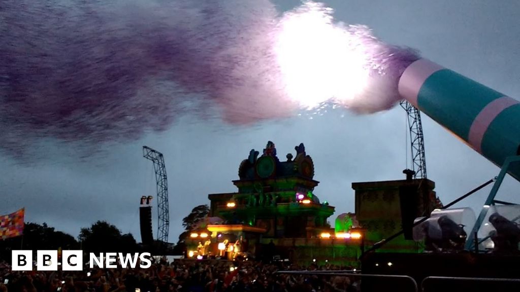 Bestival: 'World record' confetti cannon fired - BBC News