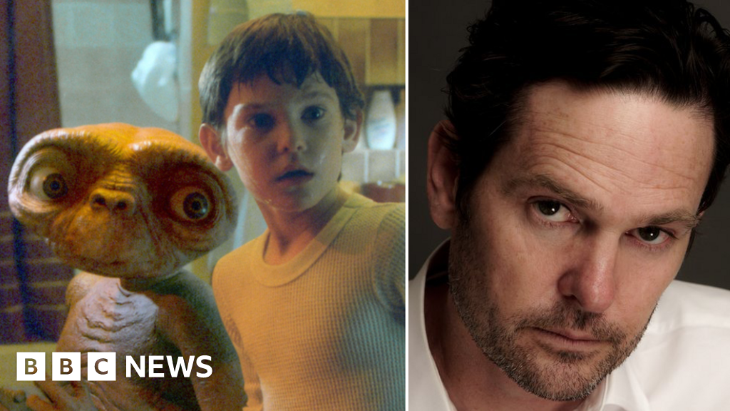 ET actor Henry Thomas phones 'home' to talk about Welsh ties - BBC News
