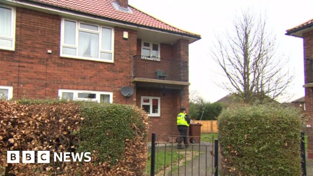 Murder charge after body found in Leeds - BBC News