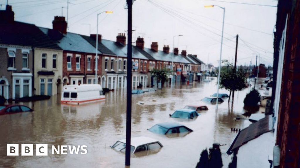 Northamptonshire 1998 Easter flood fear 'never goes away' - BBC News