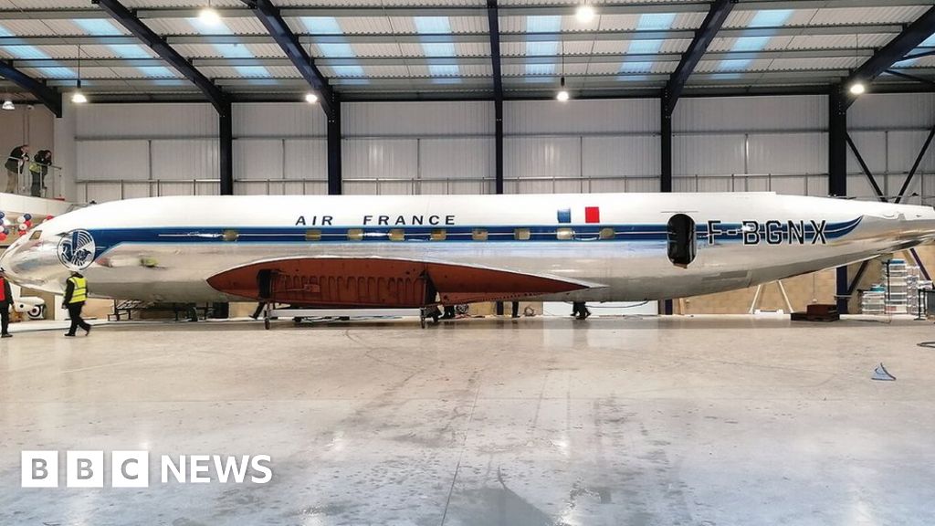 Last square-windowed Comet moved to new de Havilland Museum hangar ...