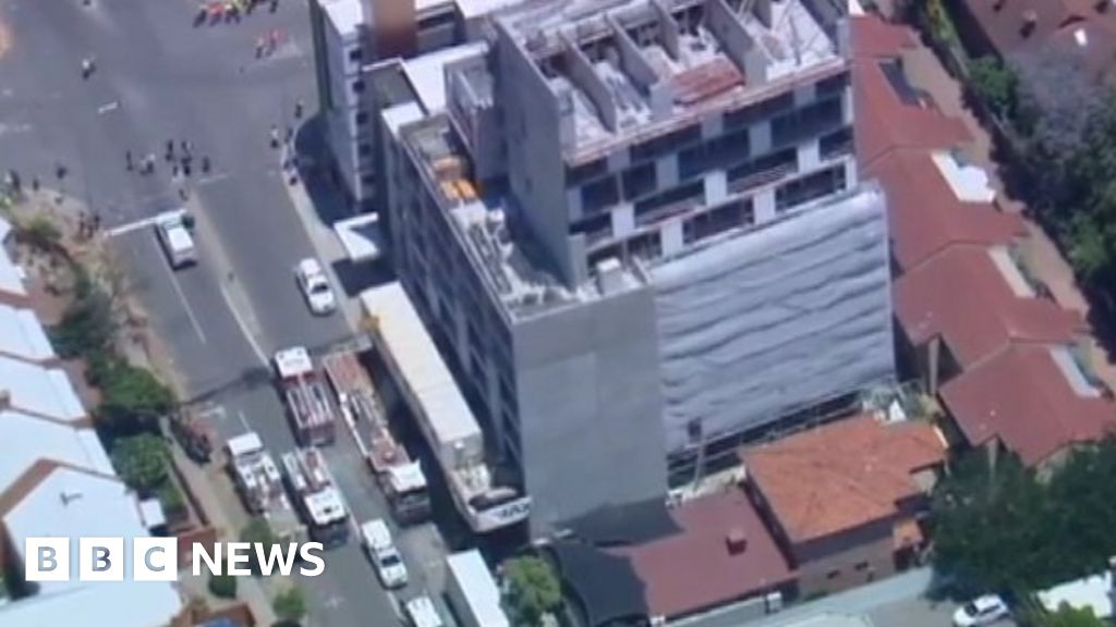 Eyewitness rushed to help injured builders in Perth, Australia - BBC News