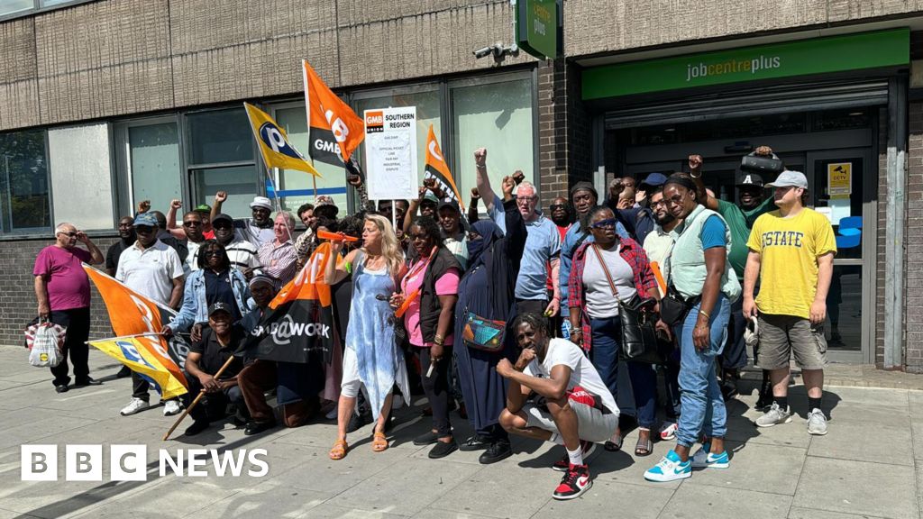 Sheffield: Jobcentre security guards walk out over pay - BBC News