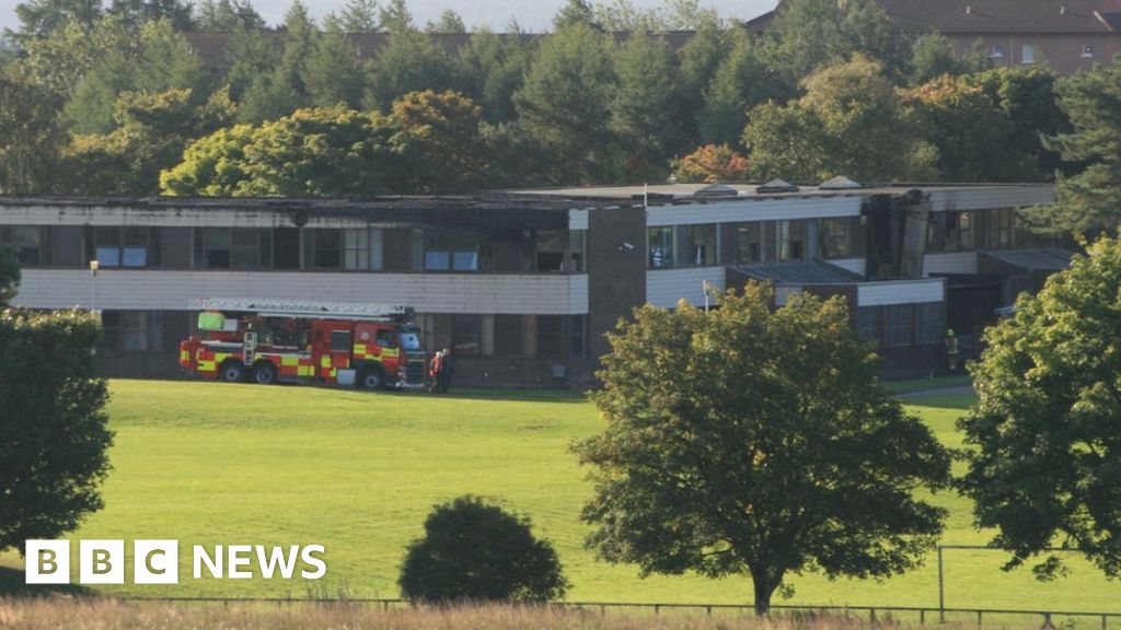 Major fire rips through Dundee secondary school - BBC News