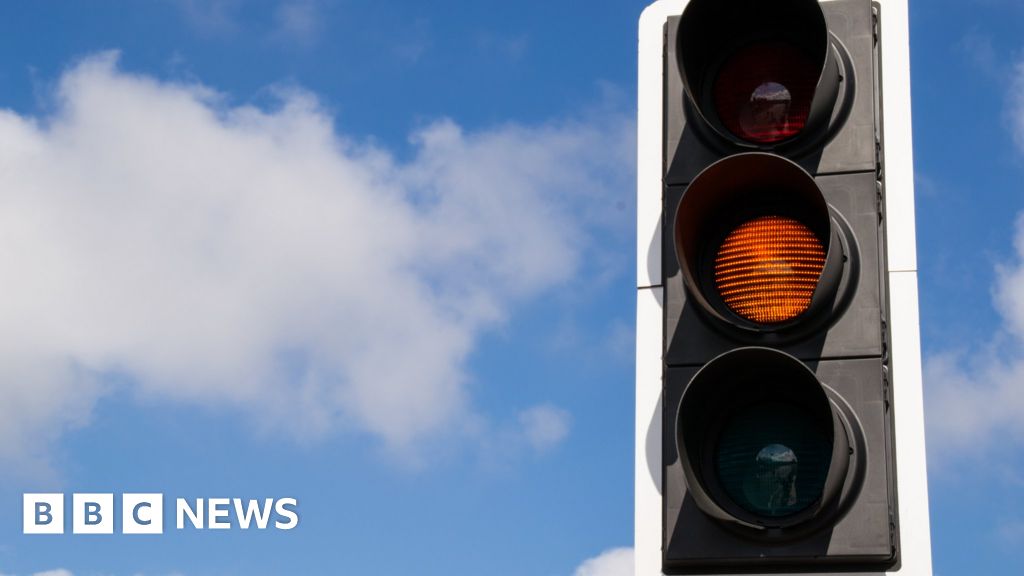 Damaged traffic lights blamed for A500 delays in Stoke-on-Trent - BBC News