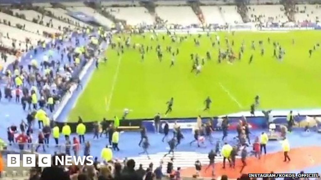 Paris attacks: Fans evacuate Stade de France by pitch - BBC News