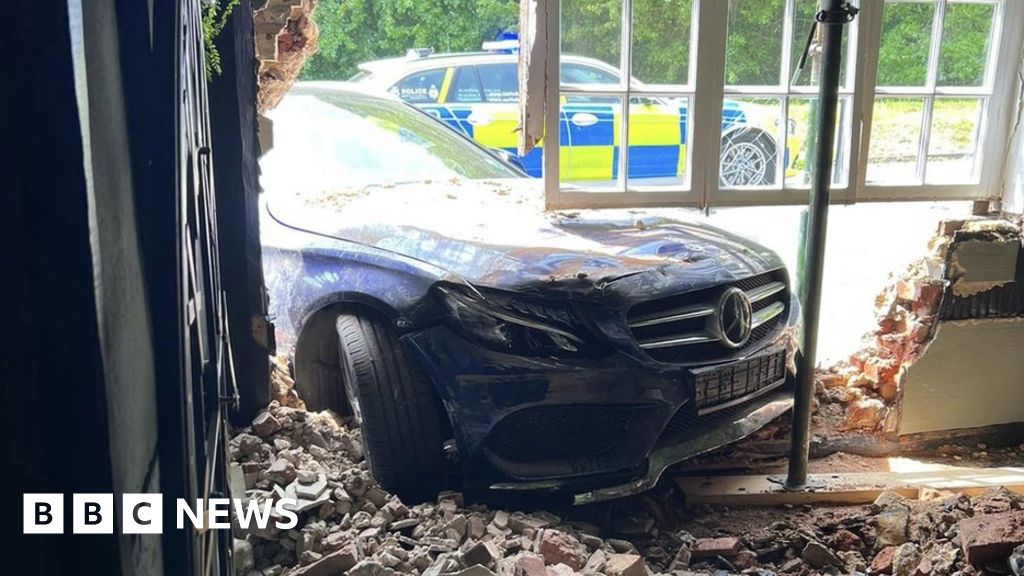 Mercedes crashes into Grade II listed pub near Newmarket - BBC News